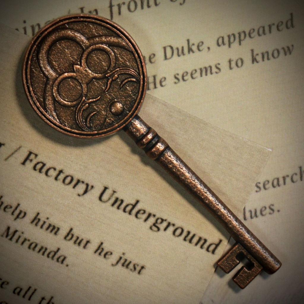 RESIDENT EVIL VIII - Replica Insignia Key - Limited Edition : ShopForGeek.com: Collector's item ...
