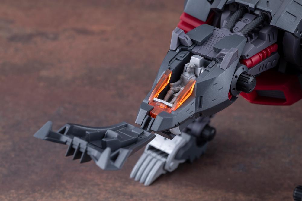 ZOIDS - HMM Lihgtning Saix Irvine Special 2000 - Model Kit 26.5cm ...