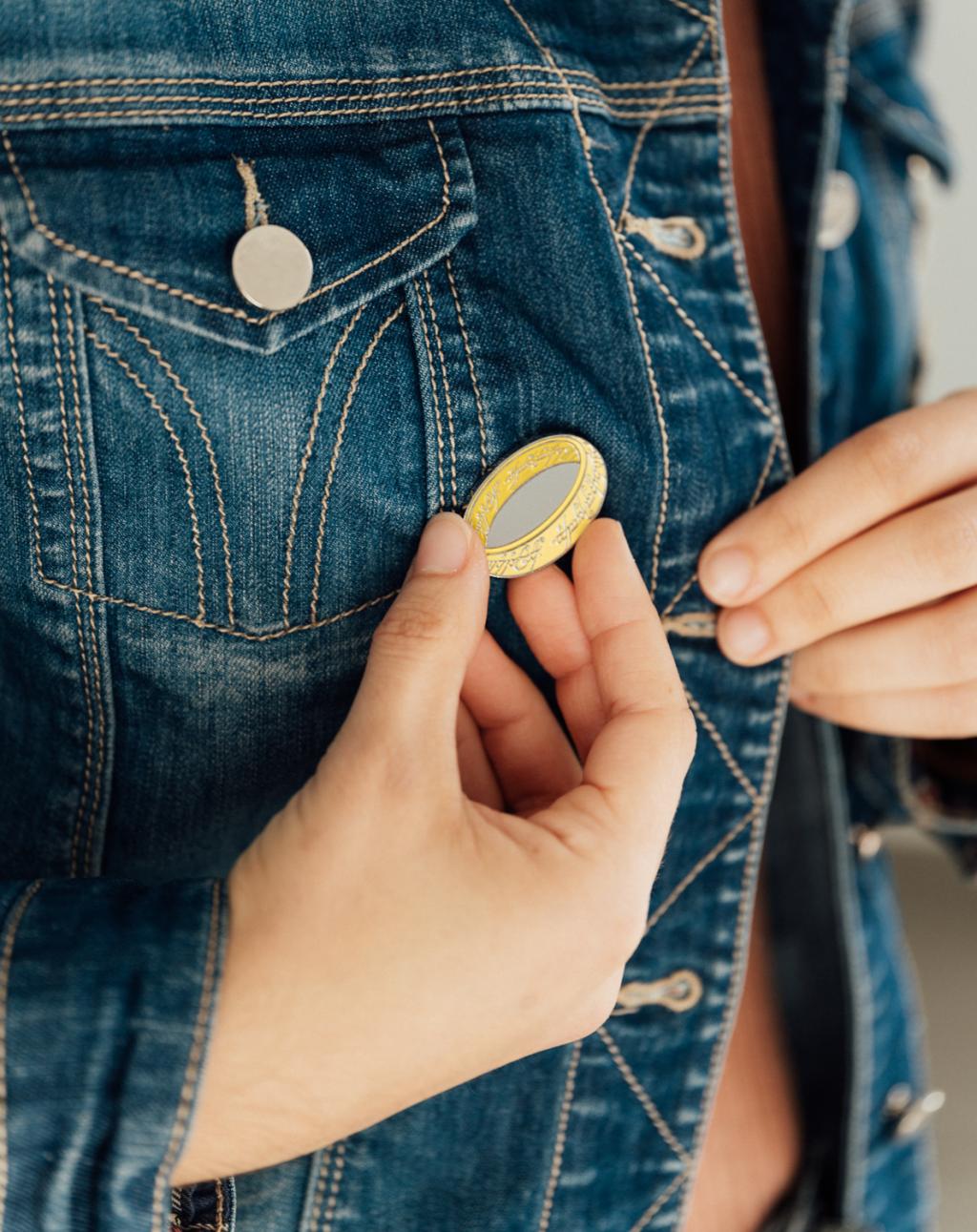 LORD OF THE RINGS - Set of 4 Pin's : ShopForGeek.com: Pin Badge Grupo ...